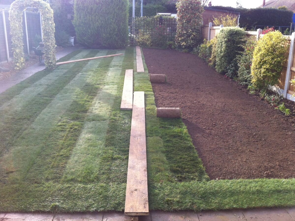How to lay lawn turf | Laying a new lawn