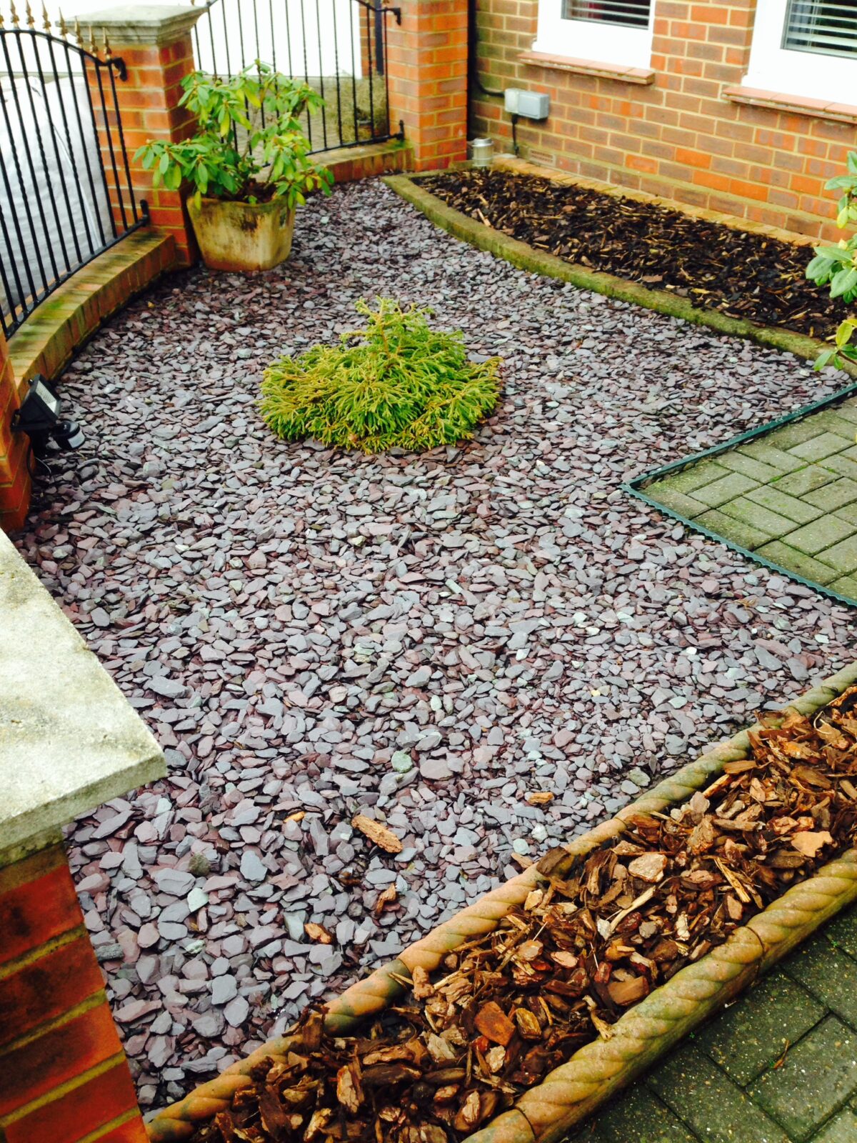 40mm Plum Slate Chippings | Oakley Turf Farm